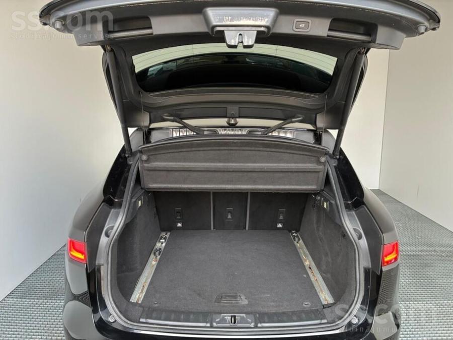Black Jaguar F-Pace 2017 in Riga, with an engine capacity of 2.00 L and mileage of 192 thousand km for 10550 €, photo 6 on AUTOMOTO.COM.LV