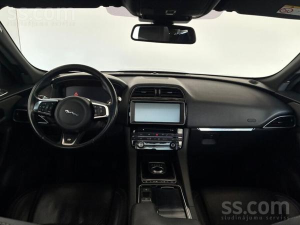 Melns Jaguar F-Pace 2017 Rīga, ar dzinēja tilpumu 2.00 L un nobraukumu 192 tūkst. km par 10550 €, foto 8 vietnē AUTOMOTO.COM.LV