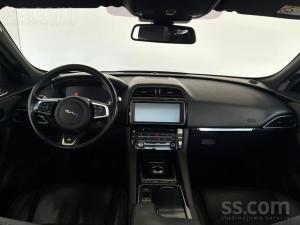 Black Jaguar F-Pace 2017 in Riga, with an engine capacity of 2.00 L and mileage of 192 thousand km for 10550 €, photo 9 on AUTOMOTO.COM.LV