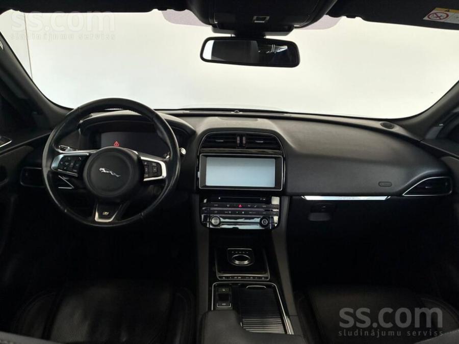 Black Jaguar F-Pace 2017 in Riga, with an engine capacity of 2.00 L and mileage of 192 thousand km for 10550 €, photo 9 on AUTOMOTO.COM.LV