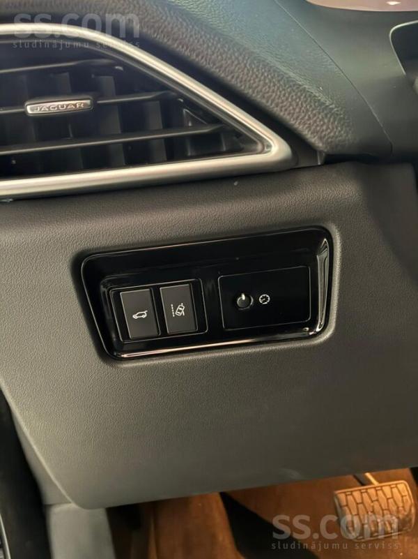 Melns Jaguar F-Pace 2017 Rīga, ar dzinēja tilpumu 2.00 L un nobraukumu 192 tūkst. km par 10550 €, foto 10 vietnē AUTOMOTO.COM.LV