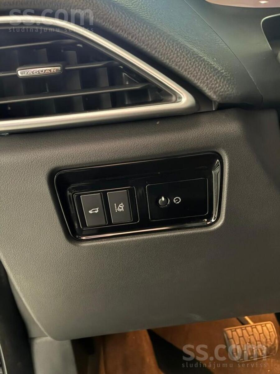 Black Jaguar F-Pace 2017 in Riga, with an engine capacity of 2.00 L and mileage of 192 thousand km for 10550 €, photo 11 on AUTOMOTO.COM.LV
