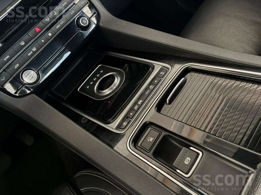 Black Jaguar F-Pace 2017 in Riga, with an engine capacity of 2.00 L and mileage of 192 thousand km for 10550 €, photo 12 on AUTOMOTO.COM.LV