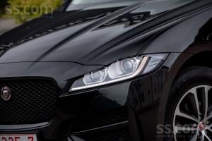 Black Jaguar F-Pace 2017 in Jelgava, with an engine capacity of 2.00 L and mileage of 0 thousand km for 10990 €, photo 5 on AUTOMOTO.COM.LV
