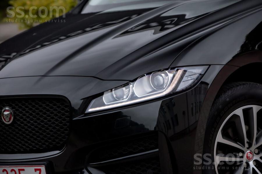 Black Jaguar F-Pace 2017 in Jelgava, with an engine capacity of 2.00 L and mileage of 0 thousand km for 10990 €, photo 5 on AUTOMOTO.COM.LV