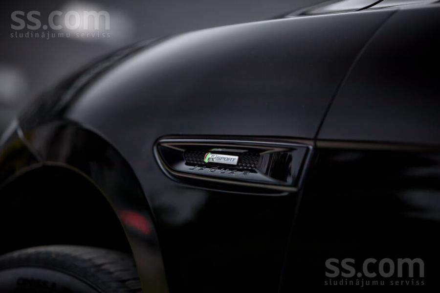 Black Jaguar F-Pace 2017 in Jelgava, with an engine capacity of 2.00 L and mileage of 0 thousand km for 10990 €, photo 15 on AUTOMOTO.COM.LV