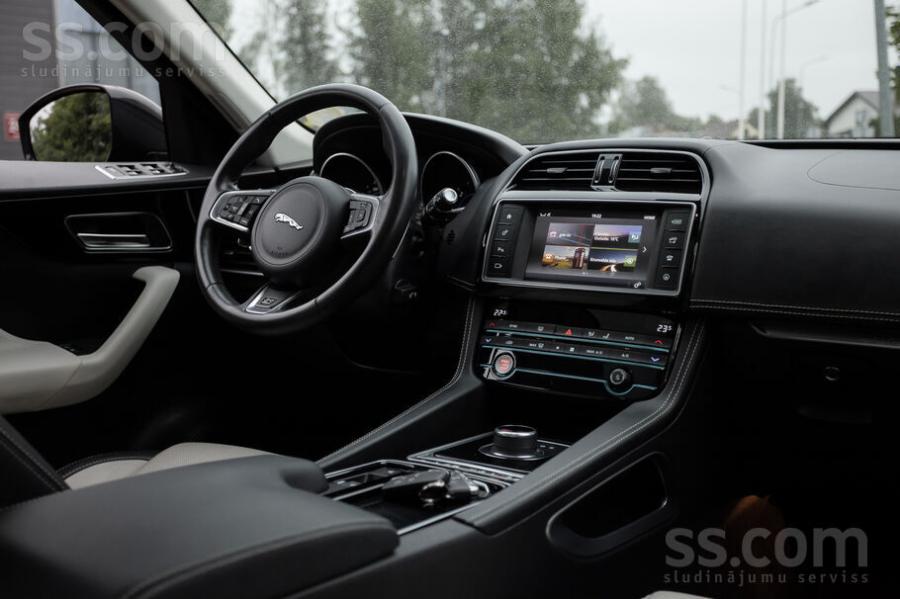 Black Jaguar F-Pace 2017 in Jelgava, with an engine capacity of 2.00 L and mileage of 0 thousand km for 10990 €, photo 26 on AUTOMOTO.COM.LV