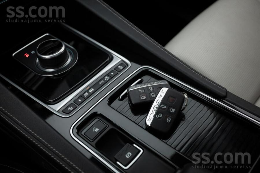 Black Jaguar F-Pace 2017 in Jelgava, with an engine capacity of 2.00 L and mileage of 0 thousand km for 10990 €, photo 27 on AUTOMOTO.COM.LV