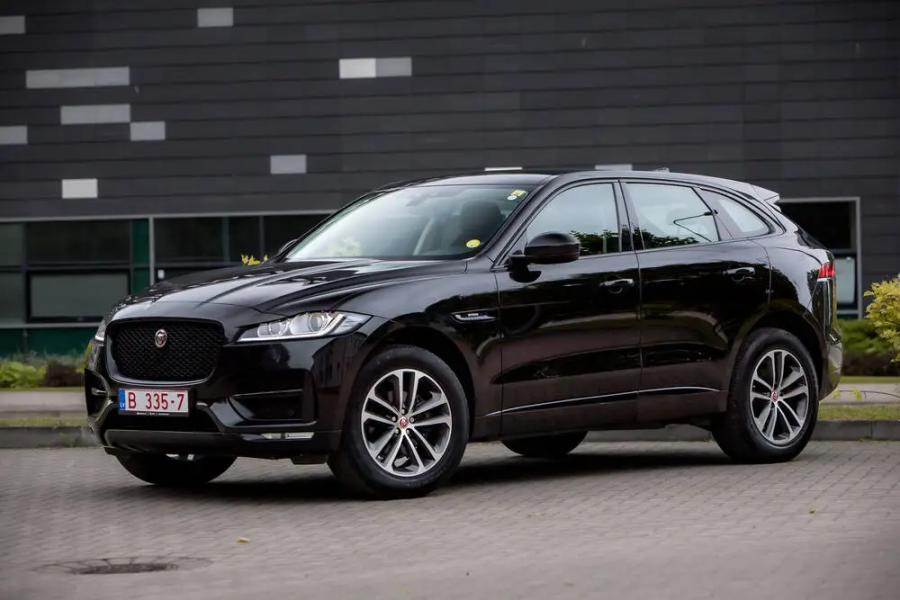 Black Jaguar F-Pace 2017 in Jelgava, with an engine capacity of 2.00 L and mileage of 150 thousand km for 10990 €, photo 3 on AUTOMOTO.COM.LV