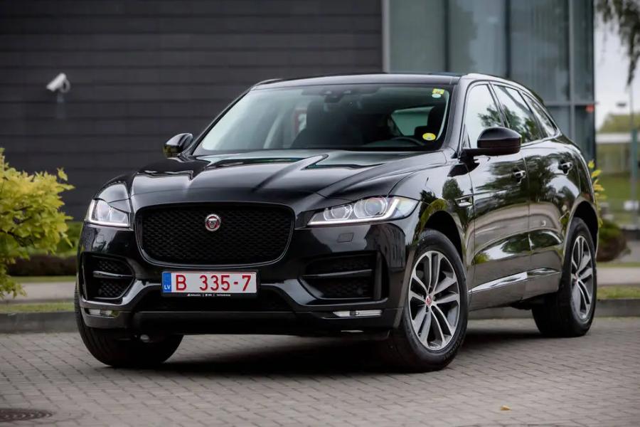 Black Jaguar F-Pace 2017 in Jelgava, with an engine capacity of 2.00 L and mileage of 150 thousand km for 10990 €, photo 4 on AUTOMOTO.COM.LV