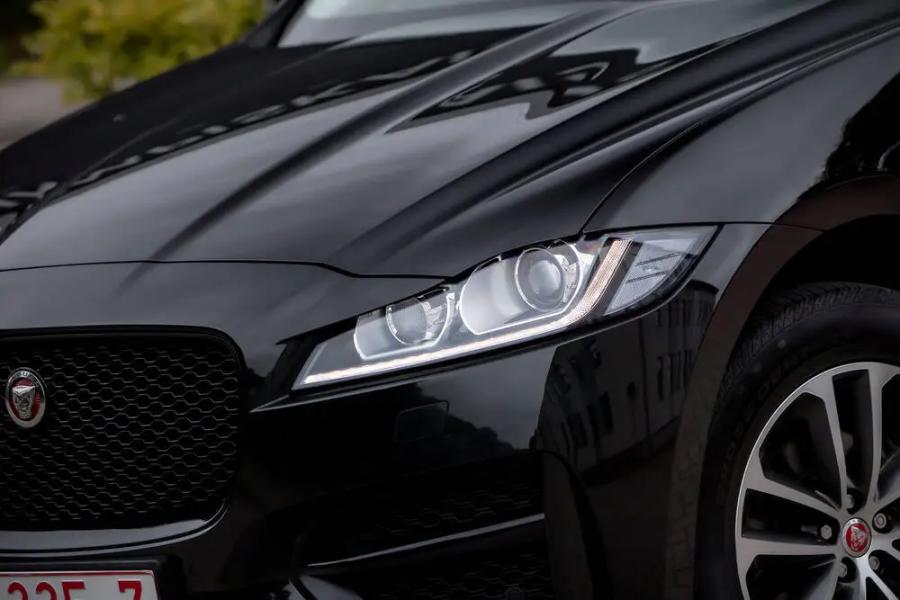 Black Jaguar F-Pace 2017 in Jelgava, with an engine capacity of 2.00 L and mileage of 150 thousand km for 10990 €, photo 5 on AUTOMOTO.COM.LV