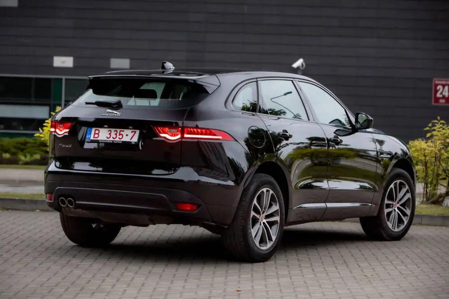 Black Jaguar F-Pace 2017 in Jelgava, with an engine capacity of 2.00 L and mileage of 150 thousand km for 10990 €, photo 9 on AUTOMOTO.COM.LV