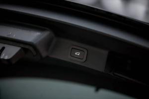 Black Jaguar F-Pace 2017 in Jelgava, with an engine capacity of 2.00 L and mileage of 150 thousand km for 10990 €, photo 11 on AUTOMOTO.COM.LV