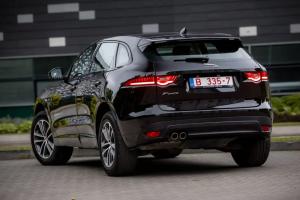 Black Jaguar F-Pace 2017 in Jelgava, with an engine capacity of 2.00 L and mileage of 150 thousand km for 10990 €, photo 13 on AUTOMOTO.COM.LV