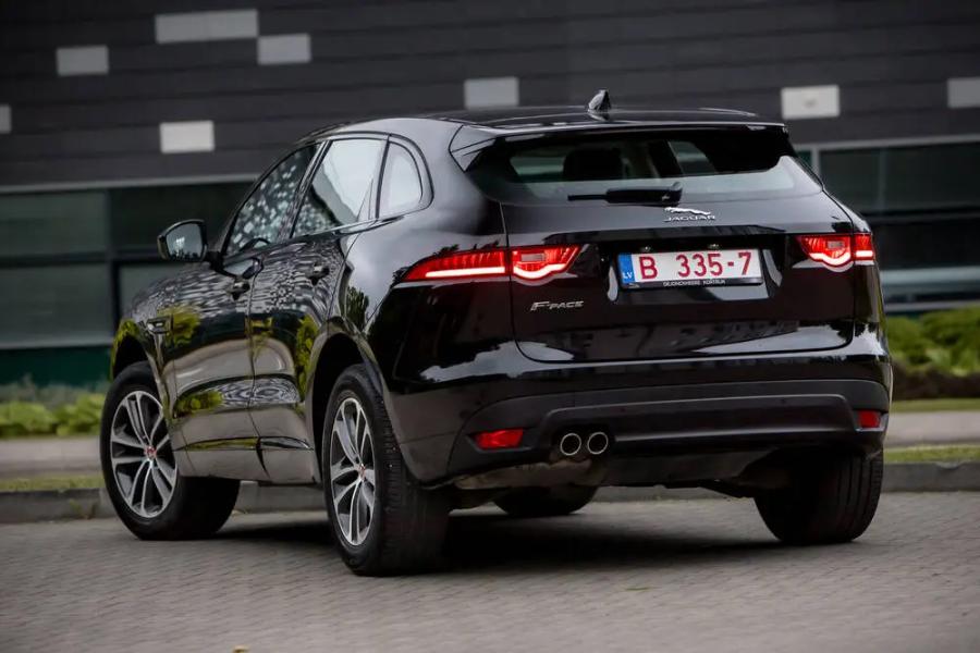 Black Jaguar F-Pace 2017 in Jelgava, with an engine capacity of 2.00 L and mileage of 150 thousand km for 10990 €, photo 13 on AUTOMOTO.COM.LV