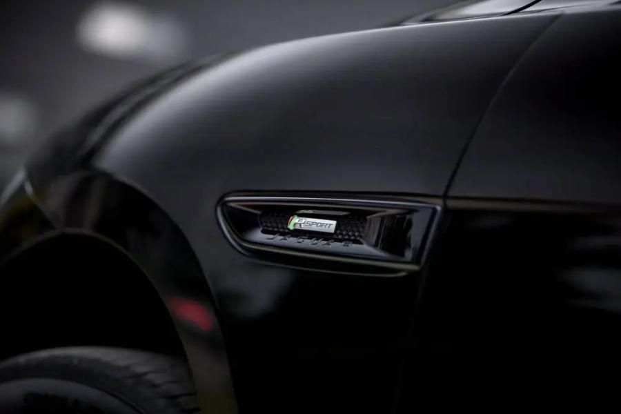 Black Jaguar F-Pace 2017 in Jelgava, with an engine capacity of 2.00 L and mileage of 150 thousand km for 10990 €, photo 15 on AUTOMOTO.COM.LV