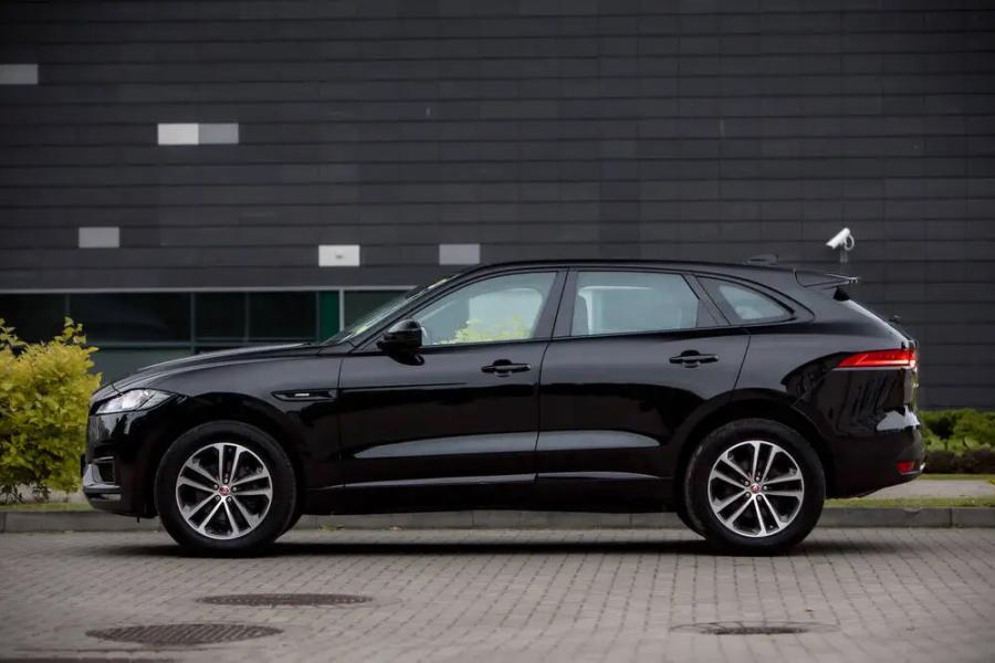 Black Jaguar F-Pace 2017 in Jelgava, with an engine capacity of 2.00 L and mileage of 150 thousand km for 10990 €, photo 16 on AUTOMOTO.COM.LV