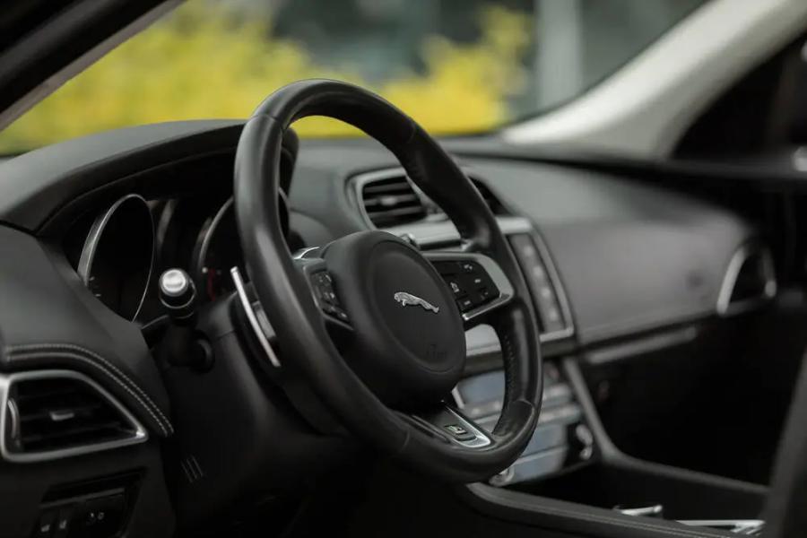 Black Jaguar F-Pace 2017 in Jelgava, with an engine capacity of 2.00 L and mileage of 150 thousand km for 10990 €, photo 17 on AUTOMOTO.COM.LV
