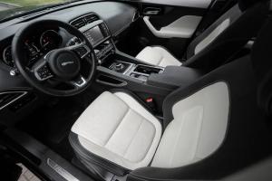 Black Jaguar F-Pace 2017 in Jelgava, with an engine capacity of 2.00 L and mileage of 150 thousand km for 10990 €, photo 21 on AUTOMOTO.COM.LV