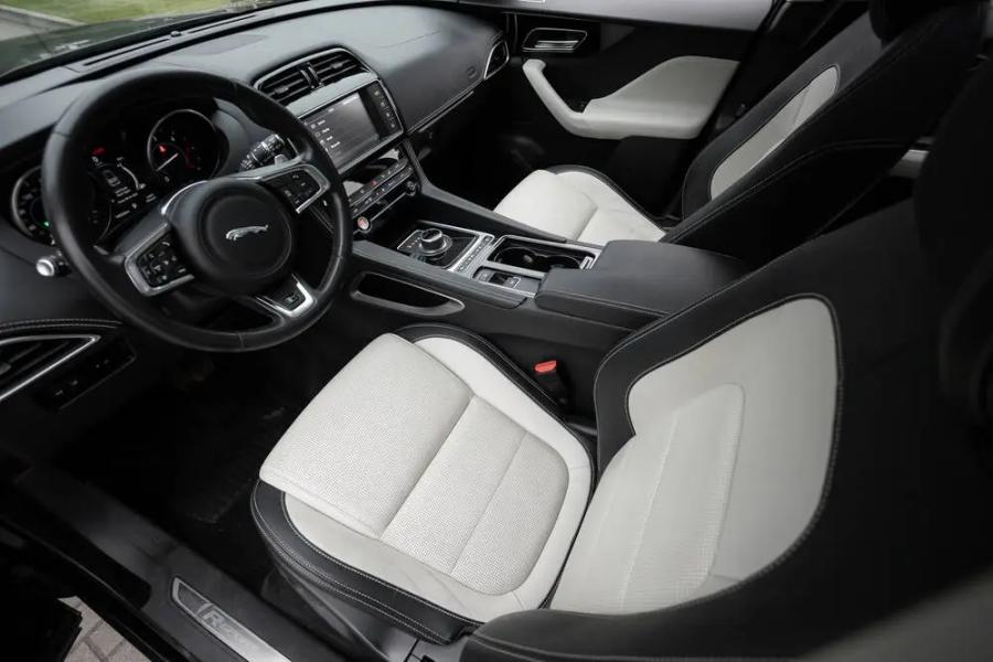 Black Jaguar F-Pace 2017 in Jelgava, with an engine capacity of 2.00 L and mileage of 150 thousand km for 10990 €, photo 21 on AUTOMOTO.COM.LV