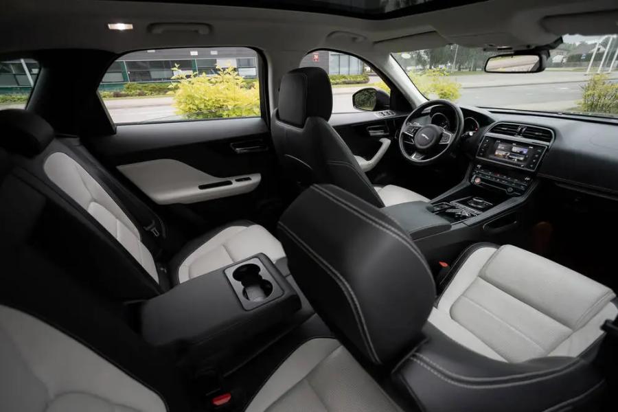 Black Jaguar F-Pace 2017 in Jelgava, with an engine capacity of 2.00 L and mileage of 150 thousand km for 10990 €, photo 25 on AUTOMOTO.COM.LV