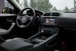 Black Jaguar F-Pace 2017 in Jelgava, with an engine capacity of 2.00 L and mileage of 150 thousand km for 10990 €, photo 26 on AUTOMOTO.COM.LV