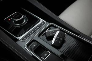Black Jaguar F-Pace 2017 in Jelgava, with an engine capacity of 2.00 L and mileage of 150 thousand km for 10990 €, photo 27 on AUTOMOTO.COM.LV