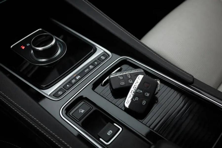 Black Jaguar F-Pace 2017 in Jelgava, with an engine capacity of 2.00 L and mileage of 150 thousand km for 10990 €, photo 27 on AUTOMOTO.COM.LV