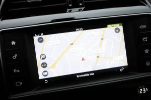 Black Jaguar F-Pace 2017 in Jelgava, with an engine capacity of 2.00 L and mileage of 150 thousand km for 10990 €, photo 31 on AUTOMOTO.COM.LV