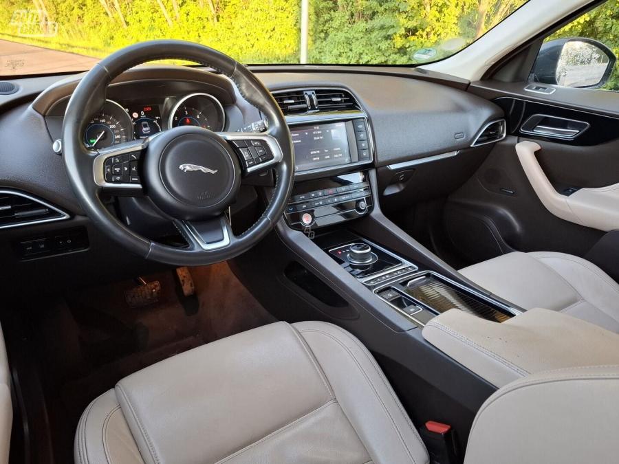 Black Jaguar F-Pace 2017 in Kretinga, with an engine capacity of 2.00 L and mileage of 175 thousand km for 12200 €, photo 19 on AUTOMOTO.COM.LV