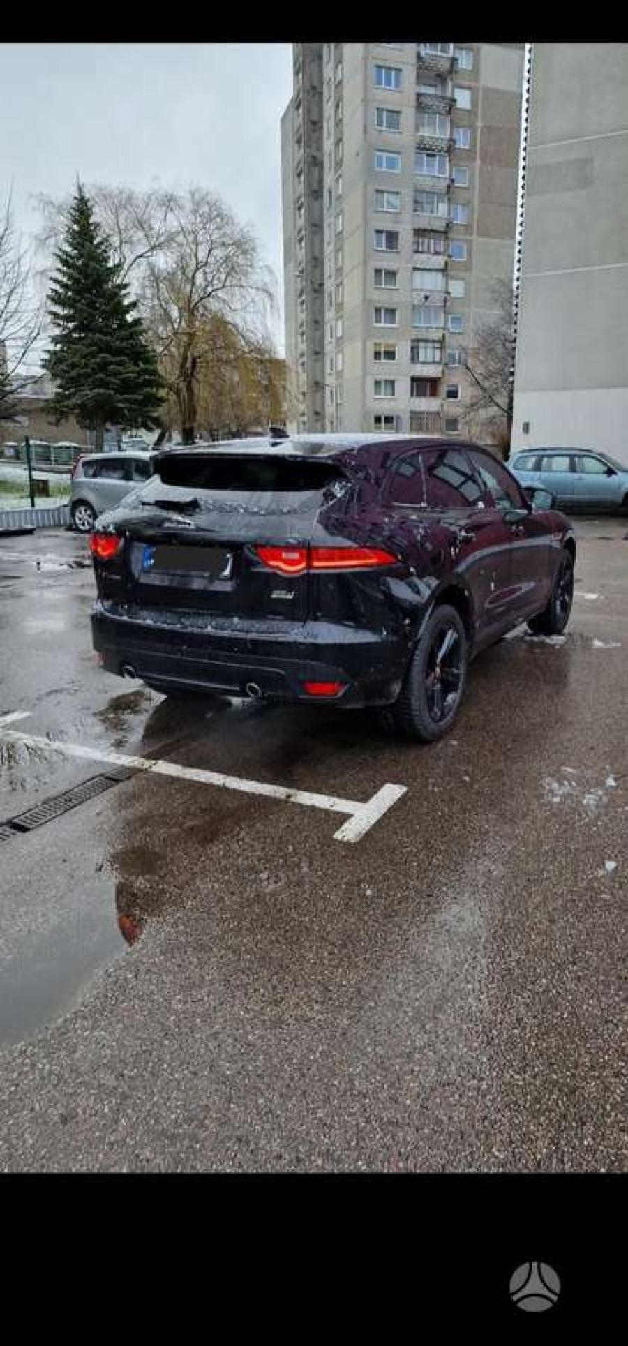 Black Jaguar F-Pace 2017 in Kaunas, with an engine capacity of 2.00 L and mileage of 181 thousand km for 11500 €, photo 4 on AUTOMOTO.COM.LV
