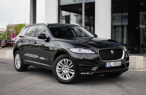 Black Jaguar F-Pace 2017 in Riga, with an engine capacity of 2.00 L and mileage of 214 thousand km for 13550 €, photo 2 on AUTOMOTO.COM.LV