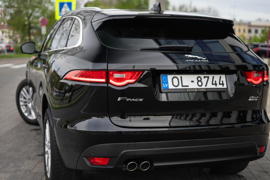 Melns Jaguar F-Pace 2017 Rīga, ar dzinēja tilpumu 2.00 L un nobraukumu 214 tūkst. km par 13550 €, foto 6 vietnē AUTOMOTO.COM.LV