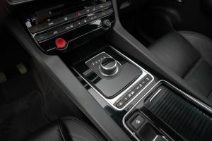 Melns Jaguar F-Pace 2017 Rīga, ar dzinēja tilpumu 2.00 L un nobraukumu 214 tūkst. km par 13550 €, foto 14 vietnē AUTOMOTO.COM.LV