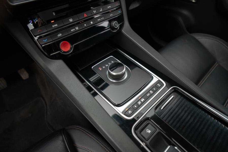Melns Jaguar F-Pace 2017 Rīga, ar dzinēja tilpumu 2.00 L un nobraukumu 214 tūkst. km par 13550 €, foto 14 vietnē AUTOMOTO.COM.LV