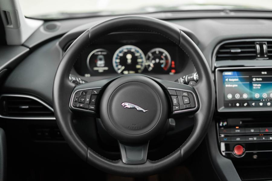 Melns Jaguar F-Pace 2017 Rīga, ar dzinēja tilpumu 2.00 L un nobraukumu 214 tūkst. km par 13550 €, foto 17 vietnē AUTOMOTO.COM.LV