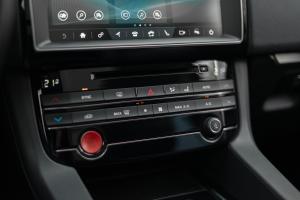 Melns Jaguar F-Pace 2017 Rīga, ar dzinēja tilpumu 2.00 L un nobraukumu 214 tūkst. km par 13550 €, foto 20 vietnē AUTOMOTO.COM.LV