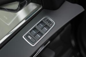 Melns Jaguar F-Pace 2017 Rīga, ar dzinēja tilpumu 2.00 L un nobraukumu 214 tūkst. km par 13550 €, foto 26 vietnē AUTOMOTO.COM.LV