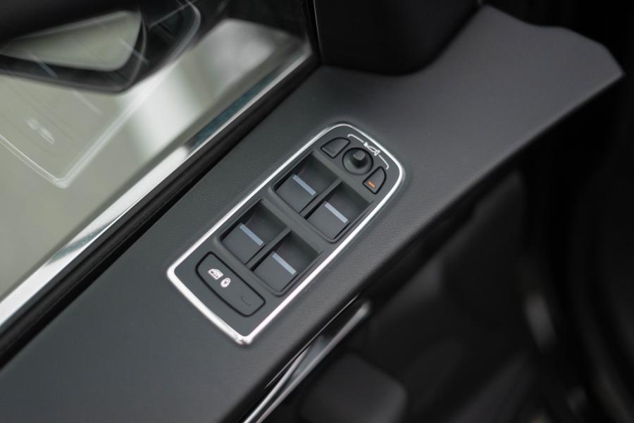 Melns Jaguar F-Pace 2017 Rīga, ar dzinēja tilpumu 2.00 L un nobraukumu 214 tūkst. km par 13550 €, foto 26 vietnē AUTOMOTO.COM.LV