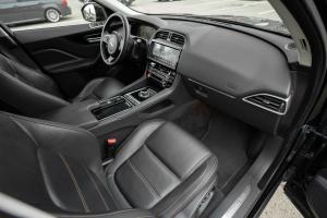 Melns Jaguar F-Pace 2017 Rīga, ar dzinēja tilpumu 2.00 L un nobraukumu 214 tūkst. km par 13550 €, foto 28 vietnē AUTOMOTO.COM.LV