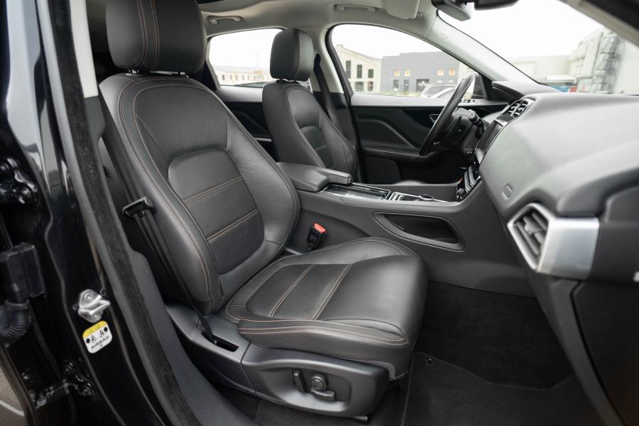 Melns Jaguar F-Pace 2017 Rīga, ar dzinēja tilpumu 2.00 L un nobraukumu 214 tūkst. km par 13550 €, foto 29 vietnē AUTOMOTO.COM.LV