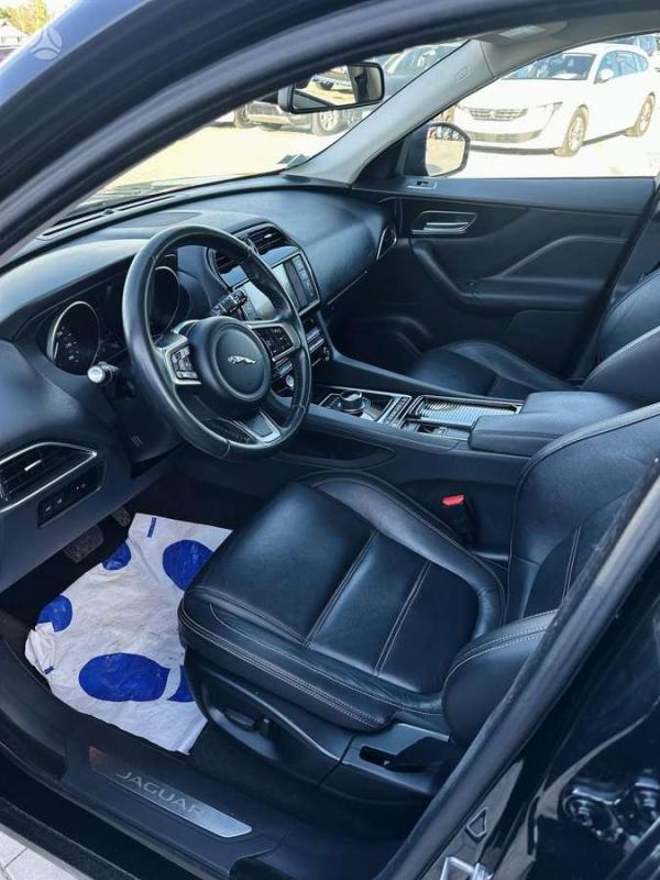Black Jaguar F-Pace 2017 in Taurage, with an engine capacity of 2.00 L and mileage of 146 thousand km for 9800 €, photo 8 on AUTOMOTO.COM.LV