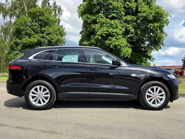 Black Jaguar F-Pace 2017 in Taurage, with an engine capacity of 2.00 L and mileage of 237 thousand km for 12300 €, photo 4 on AUTOMOTO.COM.LV
