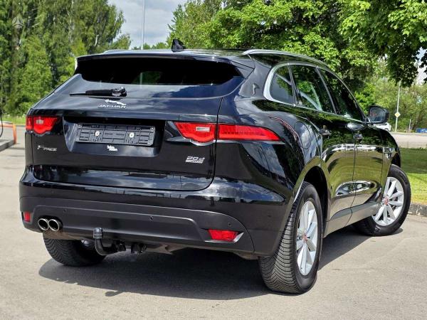Black Jaguar F-Pace 2017 in Taurage, with an engine capacity of 2.00 L and mileage of 237 thousand km for 12300 €, photo 5 on AUTOMOTO.COM.LV