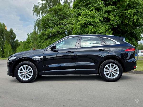 Black Jaguar F-Pace 2017 in Taurage, with an engine capacity of 2.00 L and mileage of 237 thousand km for 12300 €, photo 8 on AUTOMOTO.COM.LV