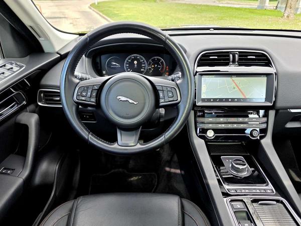 Black Jaguar F-Pace 2017 in Taurage, with an engine capacity of 2.00 L and mileage of 237 thousand km for 12300 €, photo 10 on AUTOMOTO.COM.LV