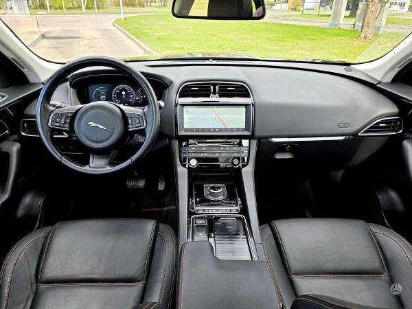 Black Jaguar F-Pace 2017 in Taurage, with an engine capacity of 2.00 L and mileage of 237 thousand km for 12300 €, photo 11 on AUTOMOTO.COM.LV