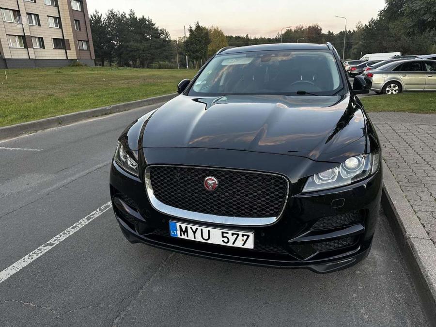 Black Jaguar F-Pace 2017 in Taurage, with an engine capacity of 2.00 L and mileage of 75 thousand km for 12000 €, photo 8 on AUTOMOTO.COM.LV