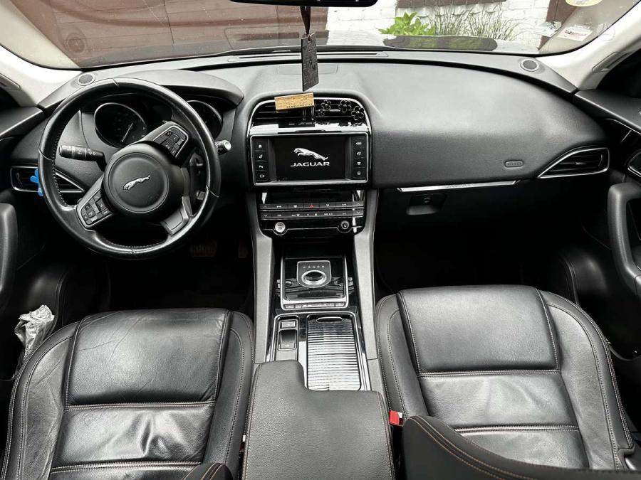 Black Jaguar F-Pace 2017 in Taurage, with an engine capacity of 2.00 L and mileage of 75 thousand km for 12000 €, photo 16 on AUTOMOTO.COM.LV