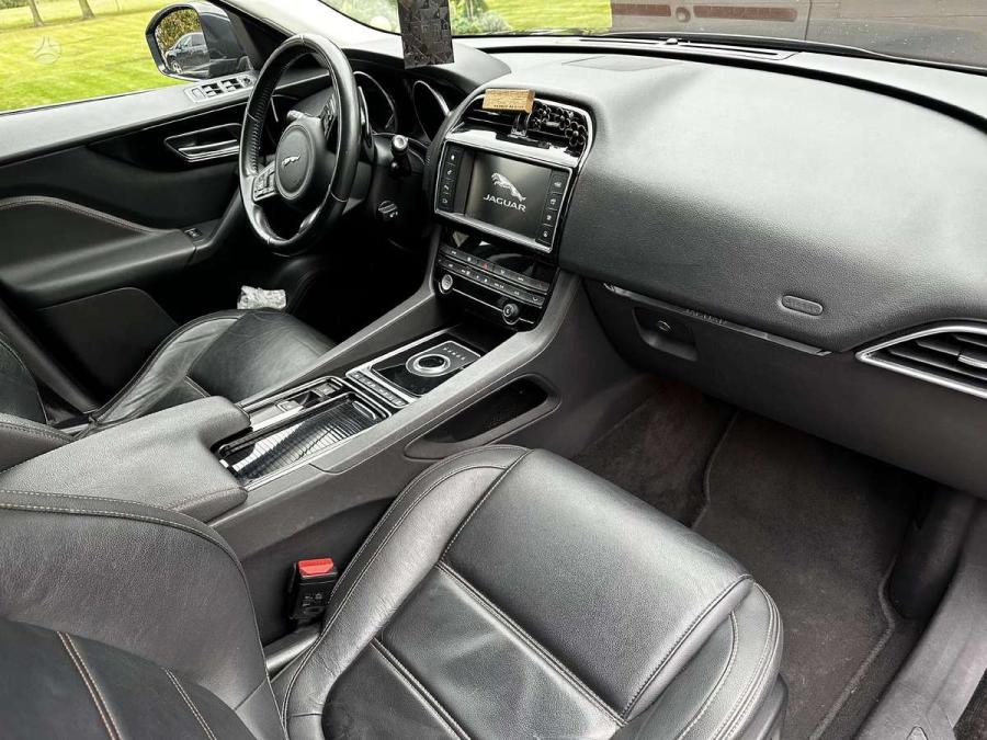 Black Jaguar F-Pace 2017 in Taurage, with an engine capacity of 2.00 L and mileage of 75 thousand km for 12000 €, photo 17 on AUTOMOTO.COM.LV